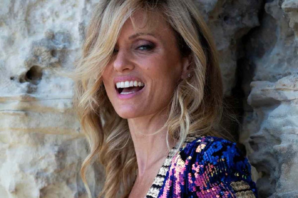 Justine Mattera, la foto in costume è da infarto immediato: virale in ...