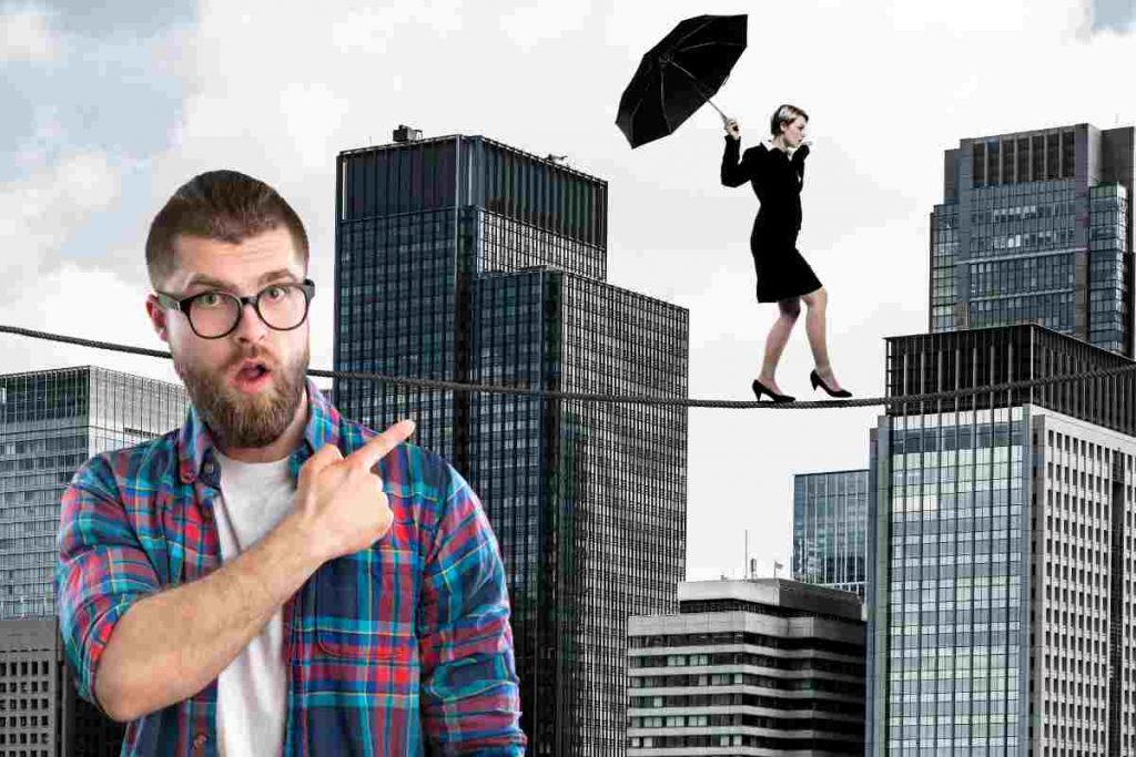 Funambolo attraversa il centro città, brividi tra i passanti, le ...