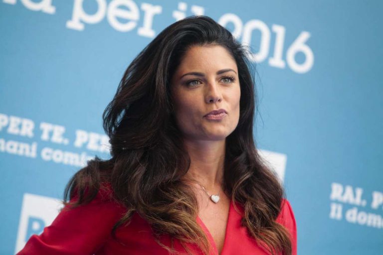 Unomattina, dramma in studio: la conduttrice trattiene a stento le ...