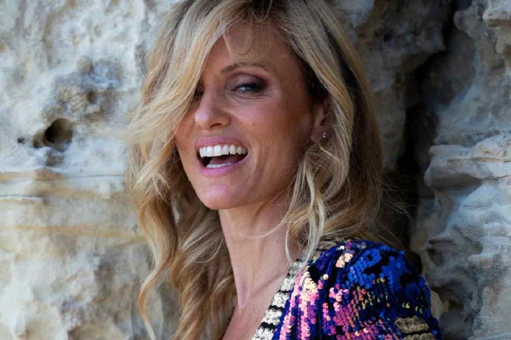 Justine Mattera seduce tra le onde: impossibile non notare il dettaglio ...