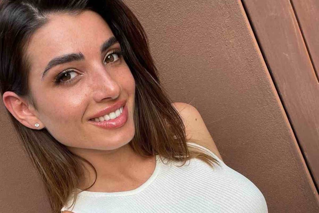 Rebecca Staffelli, sguardo super seducente durante lo shooting: l ...