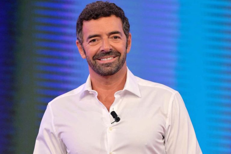 Alberto Matano oggi è un sex symbol, ma all'inizio della carriera era ...