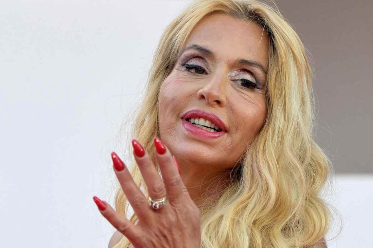 Valeria Marini in gara a Sanremo: l'annuncio fa discutere - theWise ...